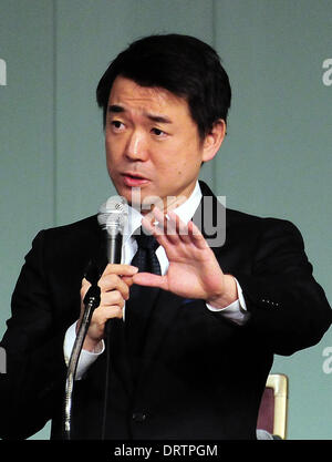 TOKYO, Japan - Osaka Mayor Toru Hashimoto (R) and Osaka Gov. Ichiro ...