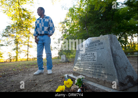 GREENWOOD, MISSISSIPPI, USA - Little Zion M. B. Church, and sign, near ...