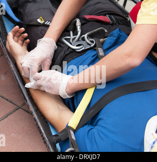 paramedic applying bandage to arm of an accident victim Stock Photo - Alamy