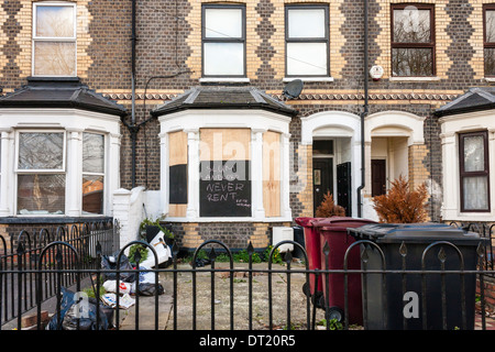 Graffiti left on rented house: "Slum Landlord Never Rent Rip Off ...