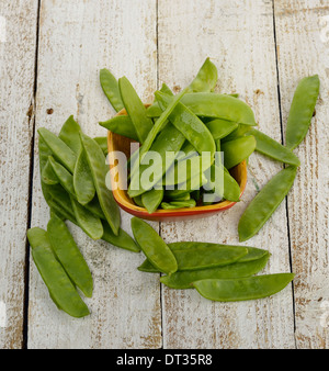Edible Podded Peas In A Bowl Stock Photo - Alamy