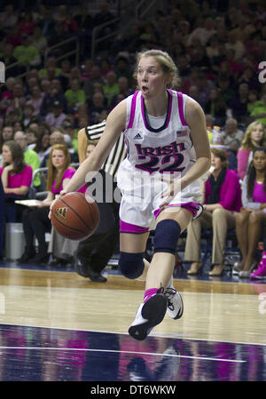 Notre Dame guard Madison Cable (22) throws a pass in an NCAA college ...
