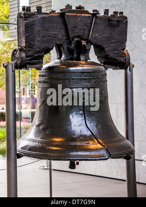 Philadelphia liberty bell crack iconic american symbol Stock Photo - Alamy