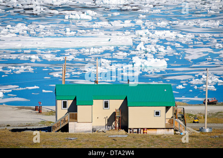 The Inuit village of Ulukhaktok with ice floes in the Beaufort Sea ...