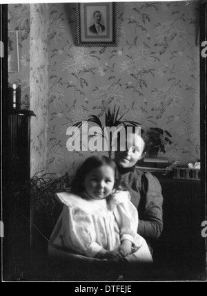 This historical photograph, likely from between 1905 and 1907, shows ...