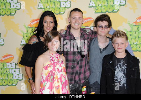 Chester Bennington and family at Nickelodeon's 2009 Kids' Choice Awards ...