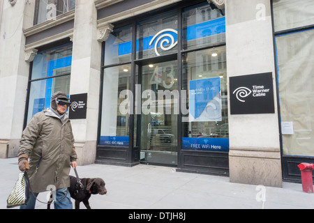 Time Warner Cable retail store with a banner rebranding it Spectrum in ...