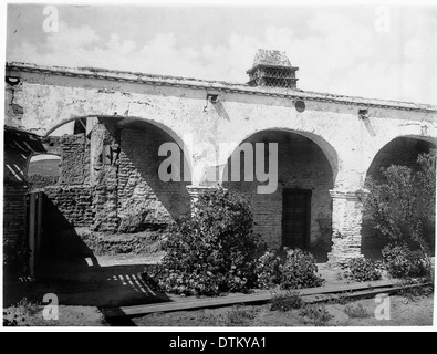 Elliptical arches San Juan Capistrano Stock Photo - Alamy