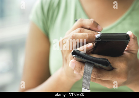 Business woman using smartphone sms Stock Photo - Alamy
