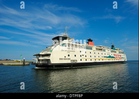 Ferry between Den Helder and Texel, Ferry arrives on Texel, Island of ...