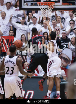 Louisville guard Terry Rozier (0) attempts a shot over the outstretched ...