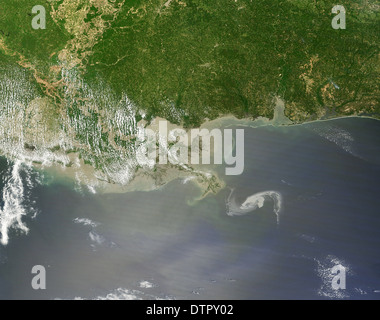 Satellite view of oil leaking from the damaged Deepwater Horizon well ...