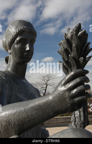 Staty in Paris Stock Photo - Alamy