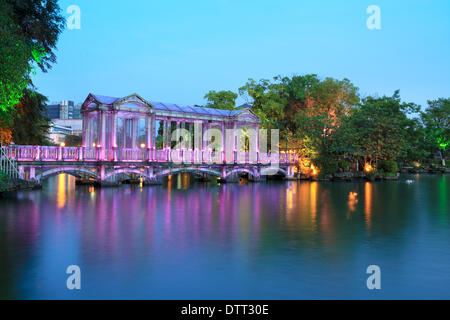 Glass bridge on the Banyan Lake, Guilin, Guangxi province, China Stock ...