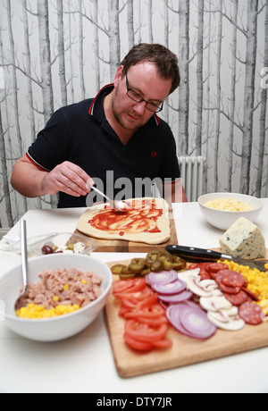 man preparing a home made pizza Stock Photo - Alamy