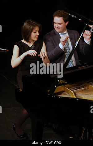 (140226) -- FRANKFURT, Feb. 26, 2014 (Xinhua) -- The four-hand jazz ...