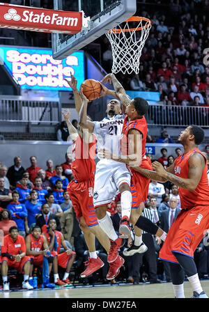Connecticut Huskies guard Omar Calhoun (21) drives past Southern ...