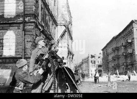 End of the war 1945 - Advance of the Red Army in the streets of Berlin ...
