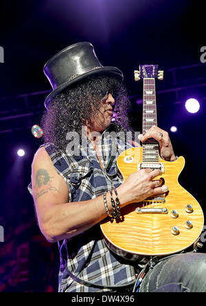 Musician Saul 'Slash' Hudson performing at Manchester O2 Apollo ...
