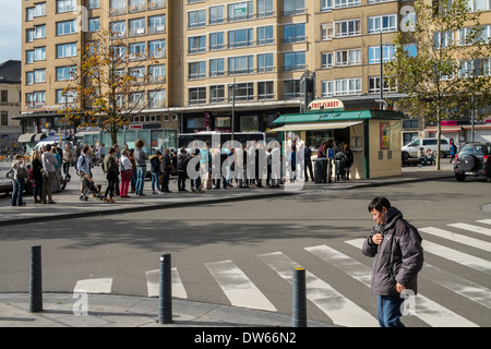 queue line fast food takeaway fries frites chips Stock Photo - Alamy