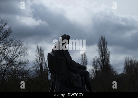 Statue of Edward Jenner, Kensington Gardens, London Stock Photo - Alamy
