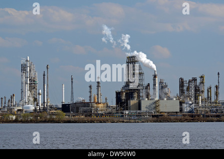 Oil refinery on the Delaware River in South Jersey Stock Photo - Alamy