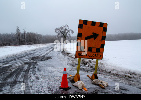 Road closed sign due to hazardous winter weather Stock Photo - Alamy