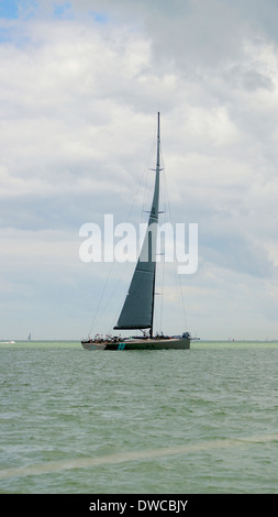 Yacht sailing in the Solent Stock Photo - Alamy