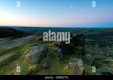 Curbar Edge in the blue hour on a frosty Autumn morning overlooking The ...