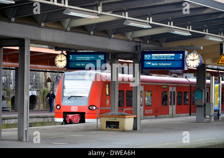 Regionalbahn Zug der Deutsche Bahn DB Regio im Hauptbahnhof in Berlin ...