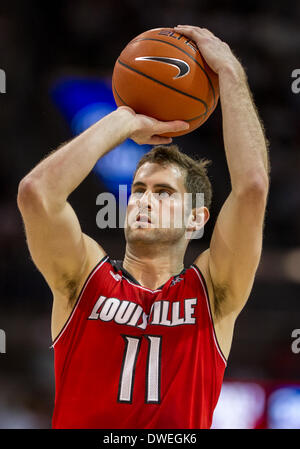 Louisville guard Luke Hancock (11) shoots against Cincinnati forward ...