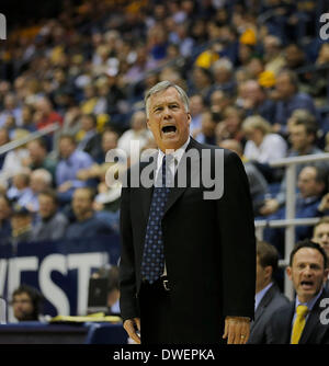 California head coach Mike Montgomery walks onto court before an NCAA ...