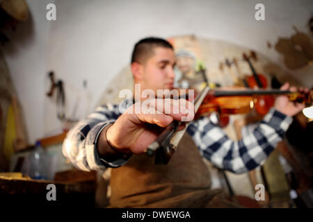 Ramallah, Palestinian Territories. 7th Mar, 2014. Musical instrument ...
