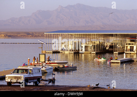 Boaters haul their craft from Lake Mead at Overton Beach Marina at the ...