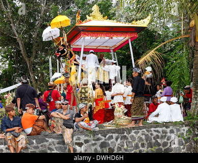 Hindu traditional funeral pyre cremation by The Taj Mahal and Yamuna ...