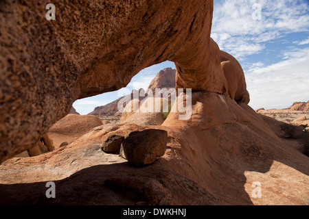 Felsbogen beim Inselberg Spitzkoppe, Namibia, Afrika | rock arch near the granite mountain ...