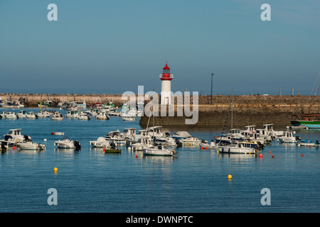 ERQUY LIGHTHOUSE AND FISHING HARBOUR BRITTANY FRANCE Stock Photo - Alamy