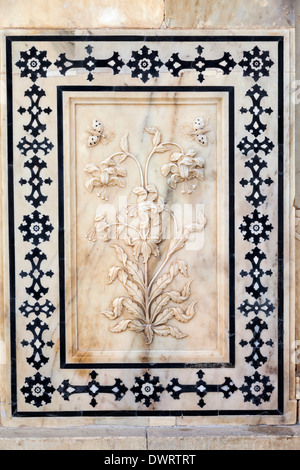 Magic Flower Fresco. Amber Fort in Jaipur Stock Photo - Alamy
