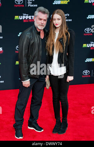 Ray Liotta and daughter Karsen attend the Hannah Montana and Miley ...