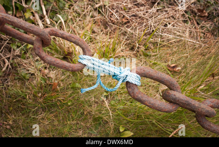 Rope repair to rusty chain Stock Photo - Alamy