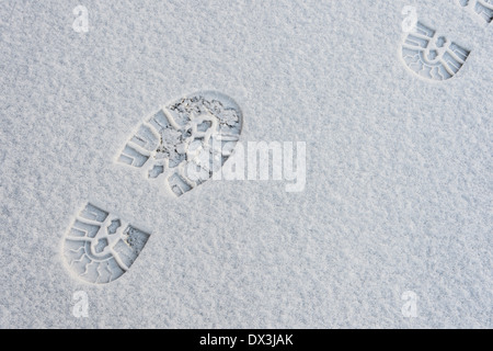 shoe boots footprints texture in the snow Stock Photo - Alamy