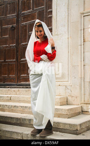Tunis, Tunisia. 16th Mar, 2014. Woman pose for photo and wear ''Safsari ...