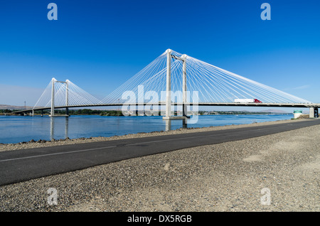 The Ed Hendler Bridge across the Columbia river spans the river between ...