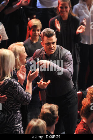 Robbie Williams performs on Scandinavian primetime talkshow 'Skavlan ...