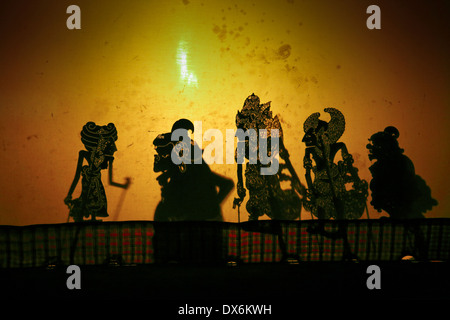 Wayang Kulit shadow puppet show in Ubud, Bali Stock Photo - Alamy