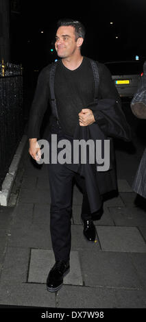 Robbie Williams leaves HMV in Oxford Street and heads for the Grosvenor ...