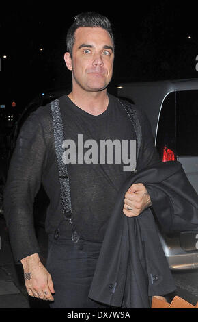 Robbie Williams leaves HMV in Oxford Street and heads for the Grosvenor ...