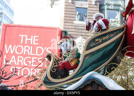 Santa's Sleigh float 86th Annual Macy's Thanksgiving Day Parade ...