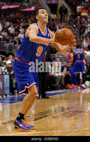 New York Knicks guard Pablo Prigioni (9) looks to pass against ...