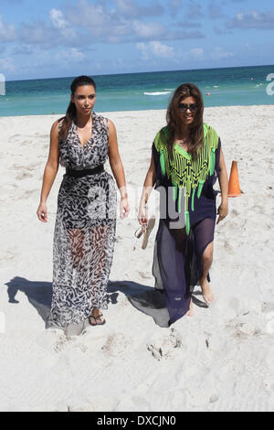 Kim Kardashian Kim Kardashian and Kourtney Kardashian spend the day at ...